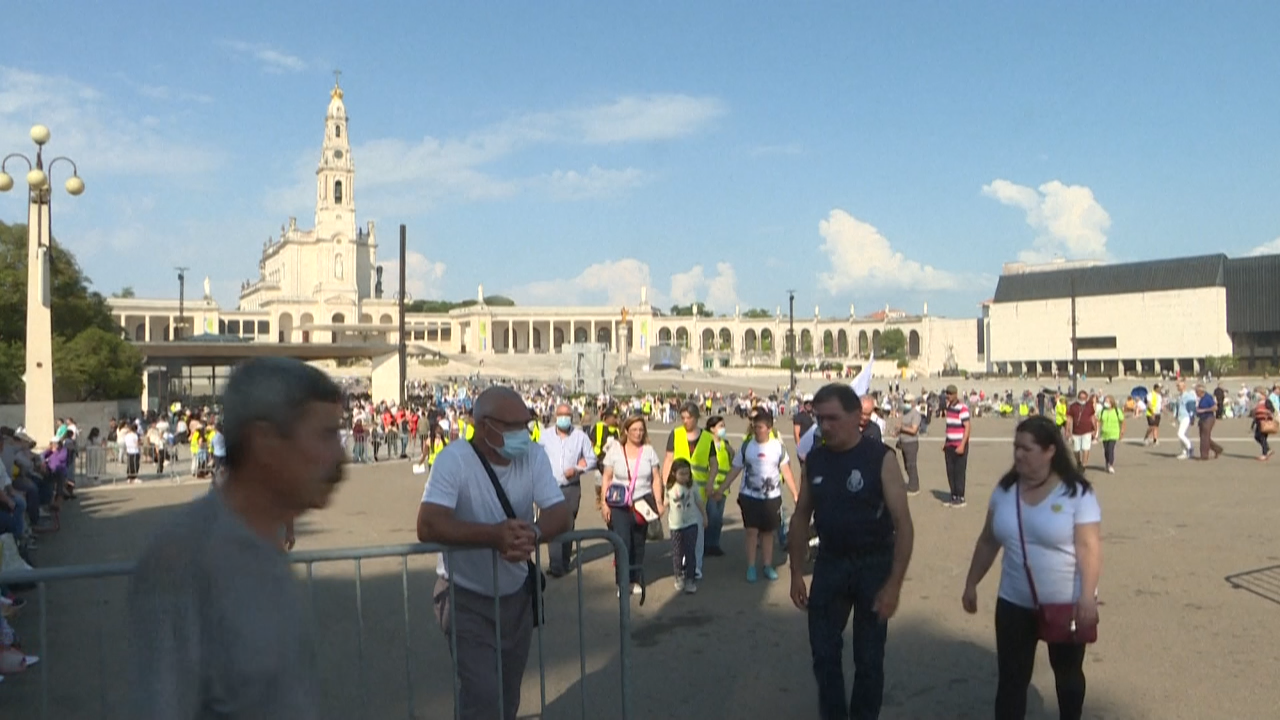Milleiros de peregrinos reúnense no santuario de Fátima para rezar pola ...