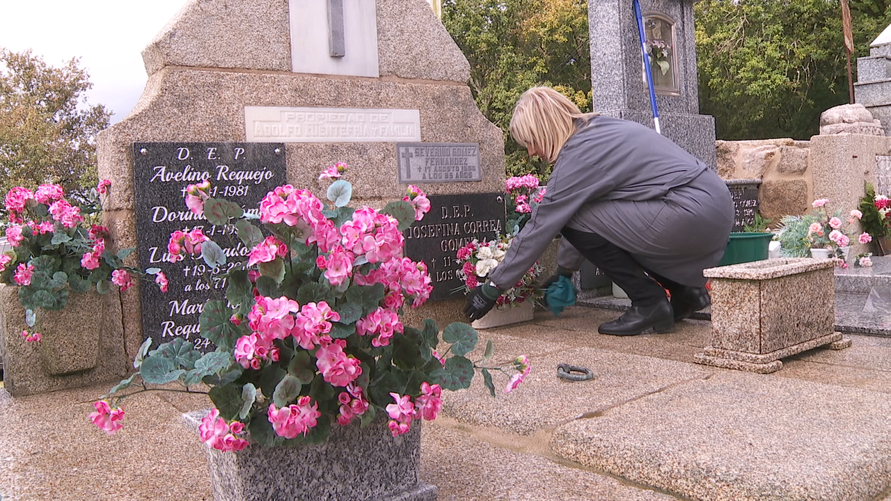 Empresas especializadas limpan e adornan as sepulturas para o Día de ...