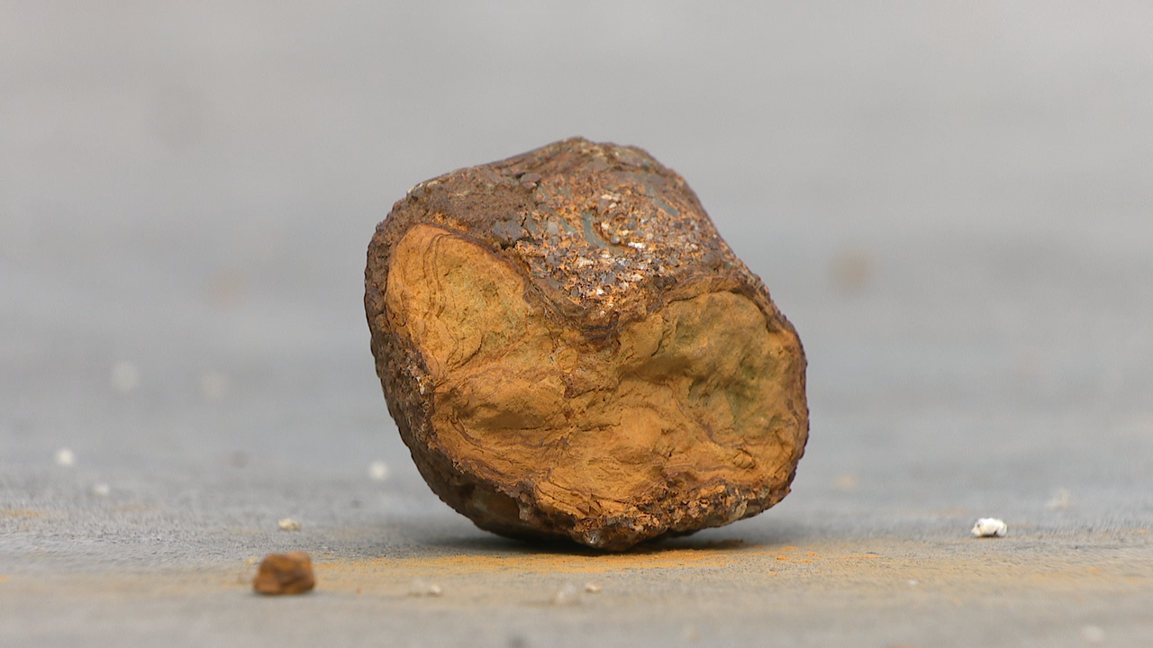 Un matrimonio de Barbadás sospeita que lles caeu un meteorito no patio ...