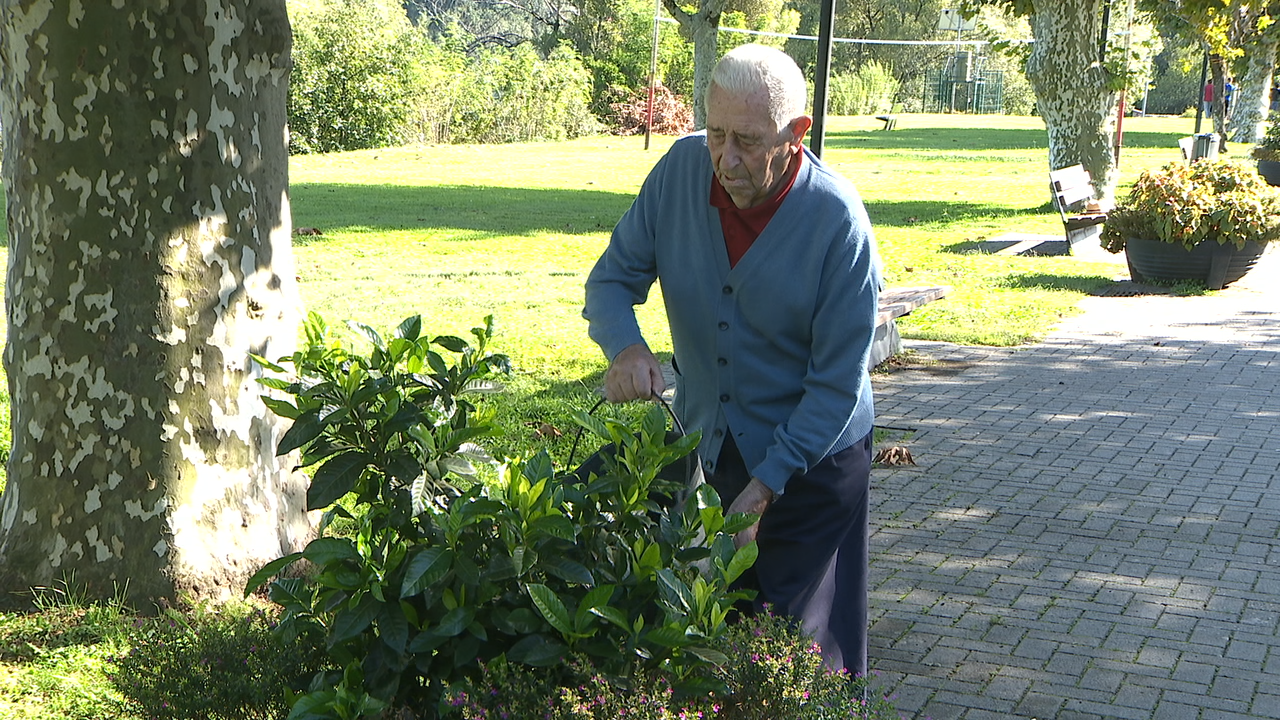 Joaquín, un xardineiro voluntario en Tui aos 90 anos - G24