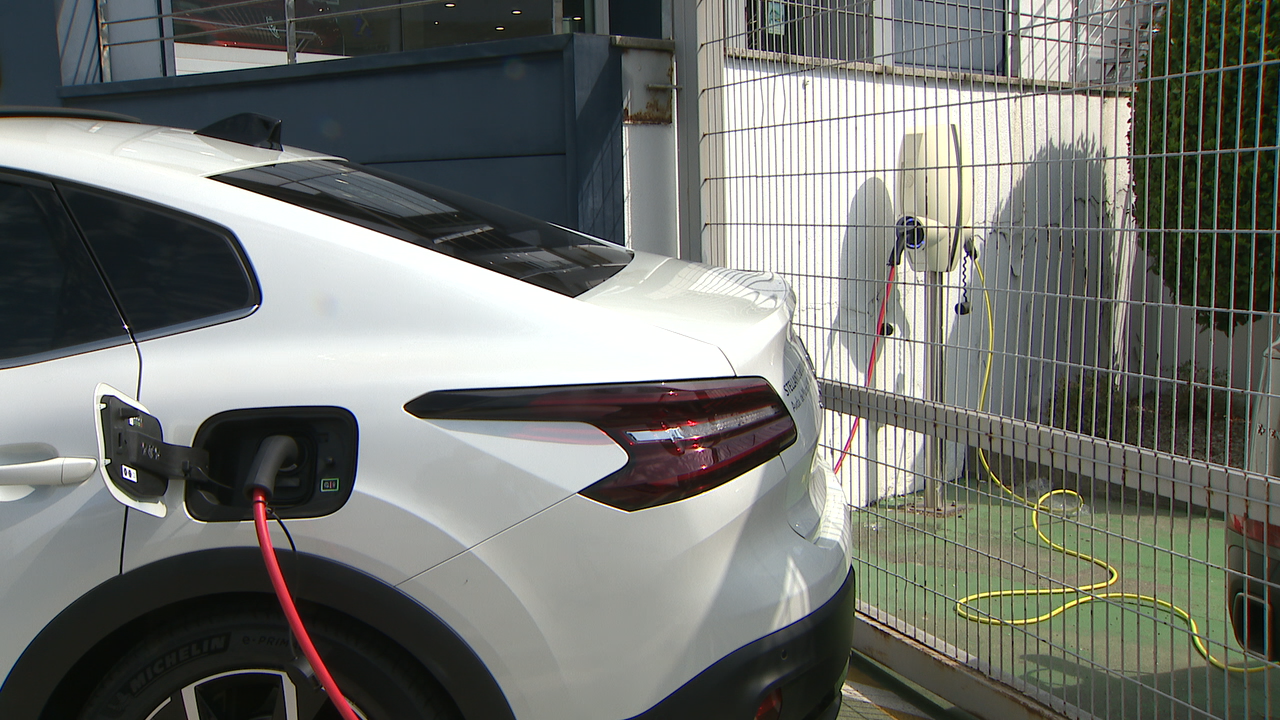 A metade dos puntos de recarga dos coches eléctricos non están ...