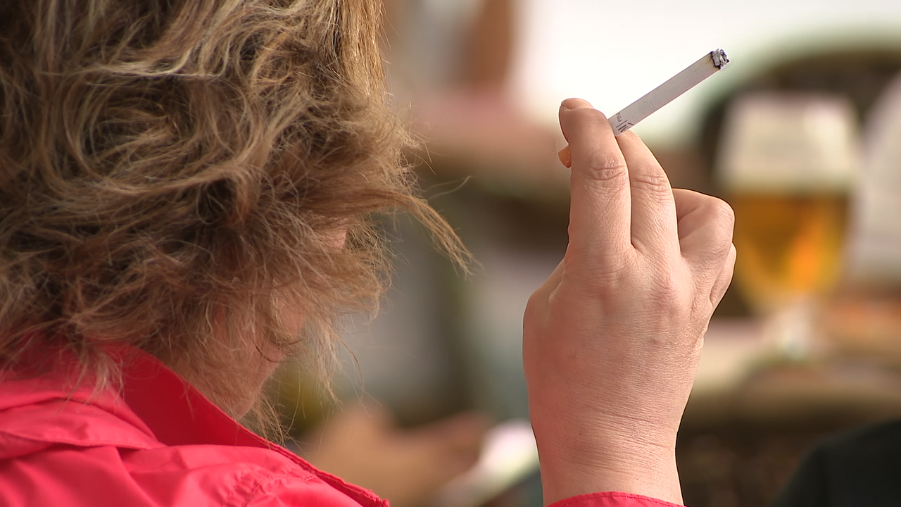 O risco de padecer cancro polo tabaco esténdese unha década tras deixar ...