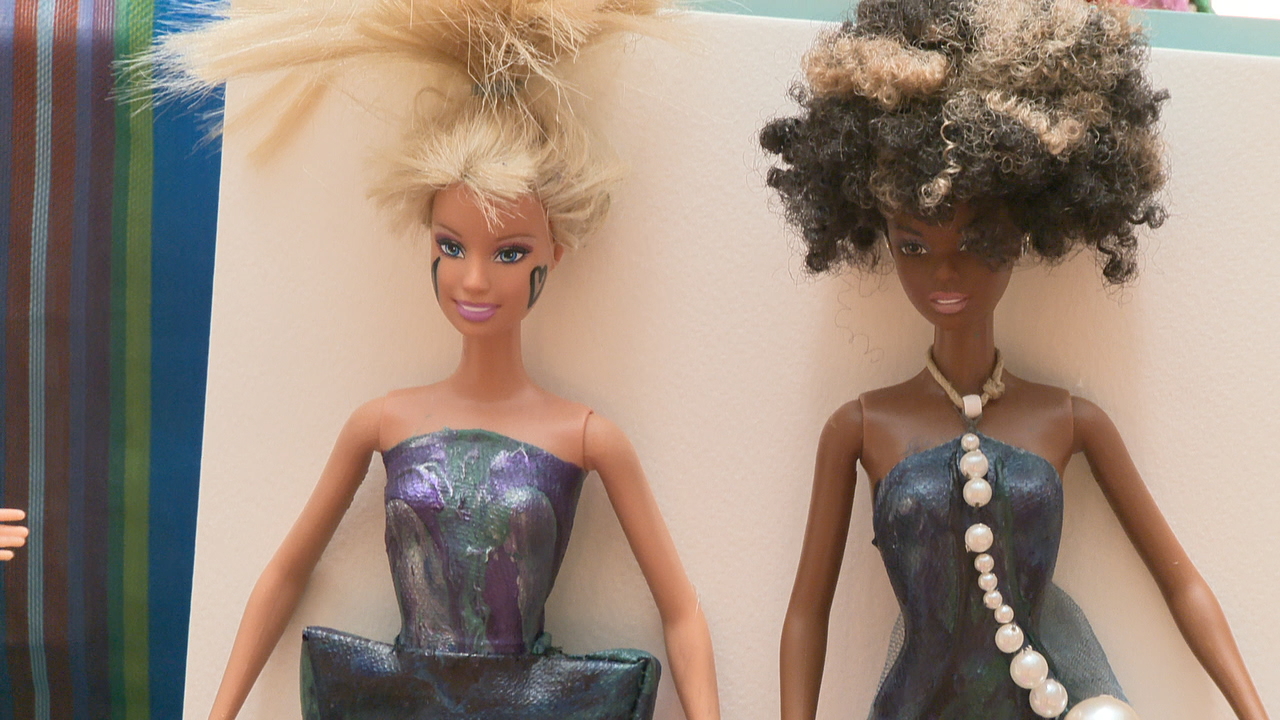A mostra 'Barbie: cine e moda' amplíase cos traballos de deseñadoras de ...