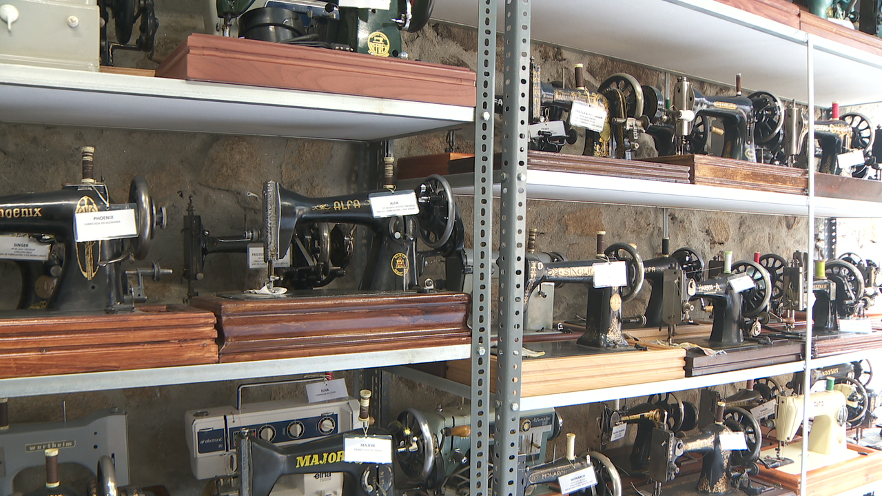 Crea un museo nunha aldea de Maceda para amosar a súa colección de ...