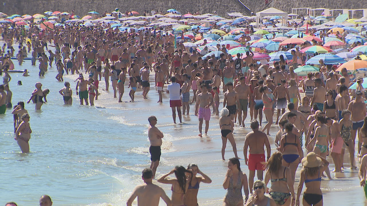 As praias das Rías Baixas locen o primeiro cheo do verán baixo o sol e ...