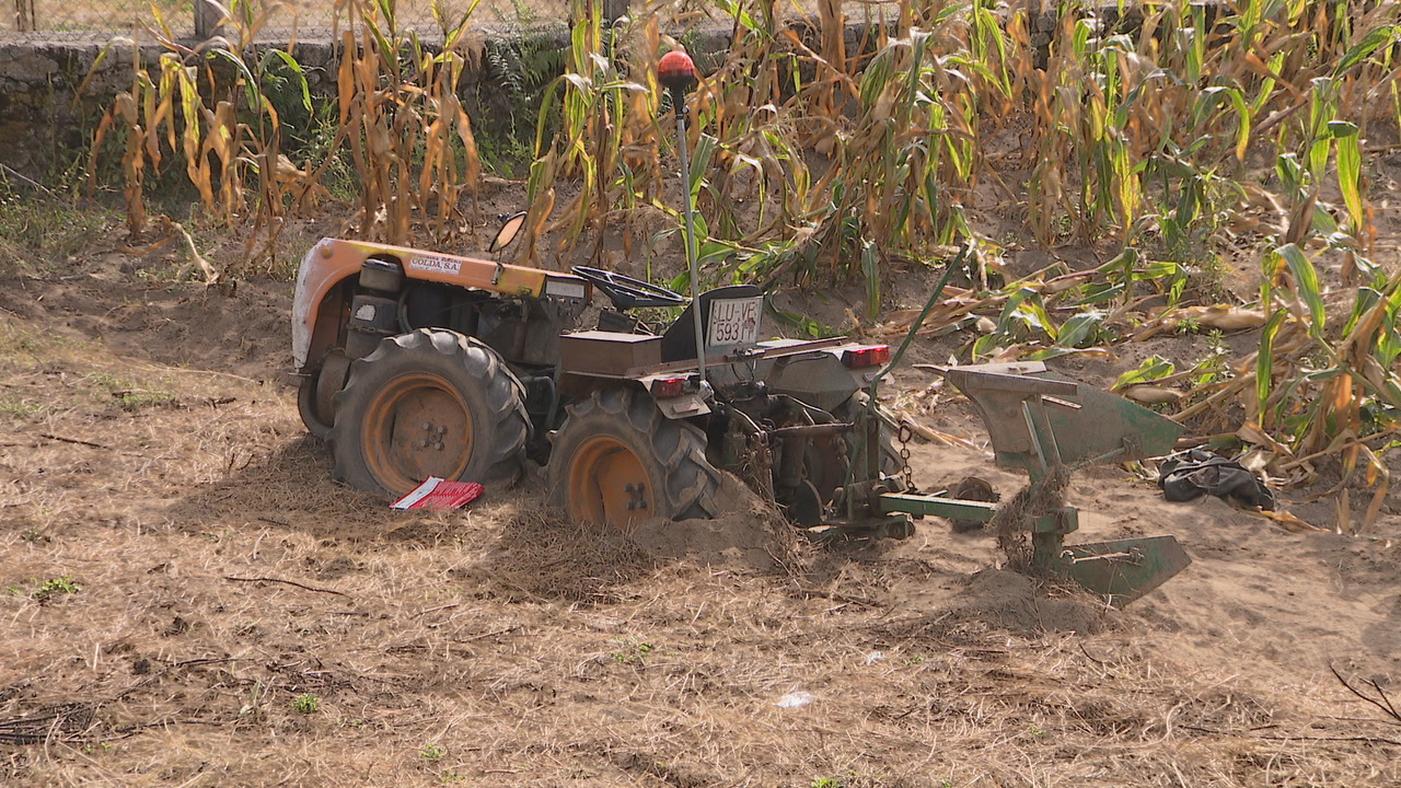 Un sexaxenario queda ferido en Pantón nun accidente co seu tractor - G24