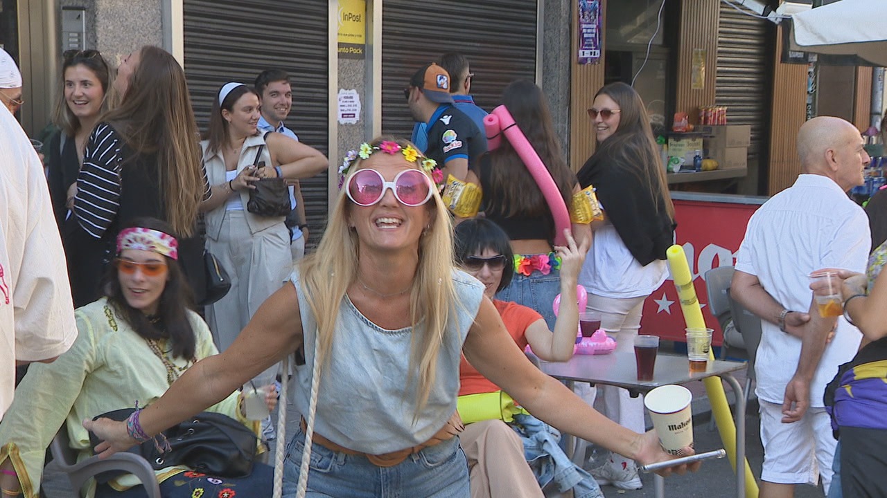 A rúa San Xoán da Coruña despide o verán a ritmo de Entroido - G24