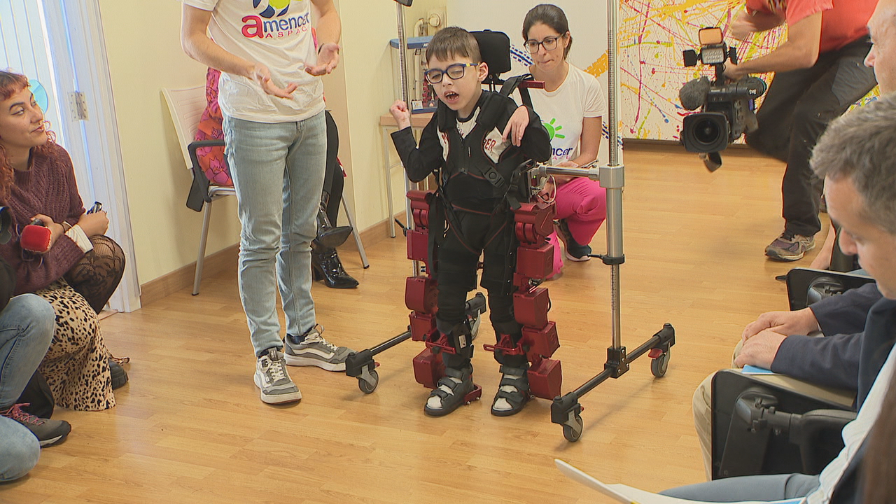 Estrean en Pontevedra un dispositivo robótico que permite camiñar a ...