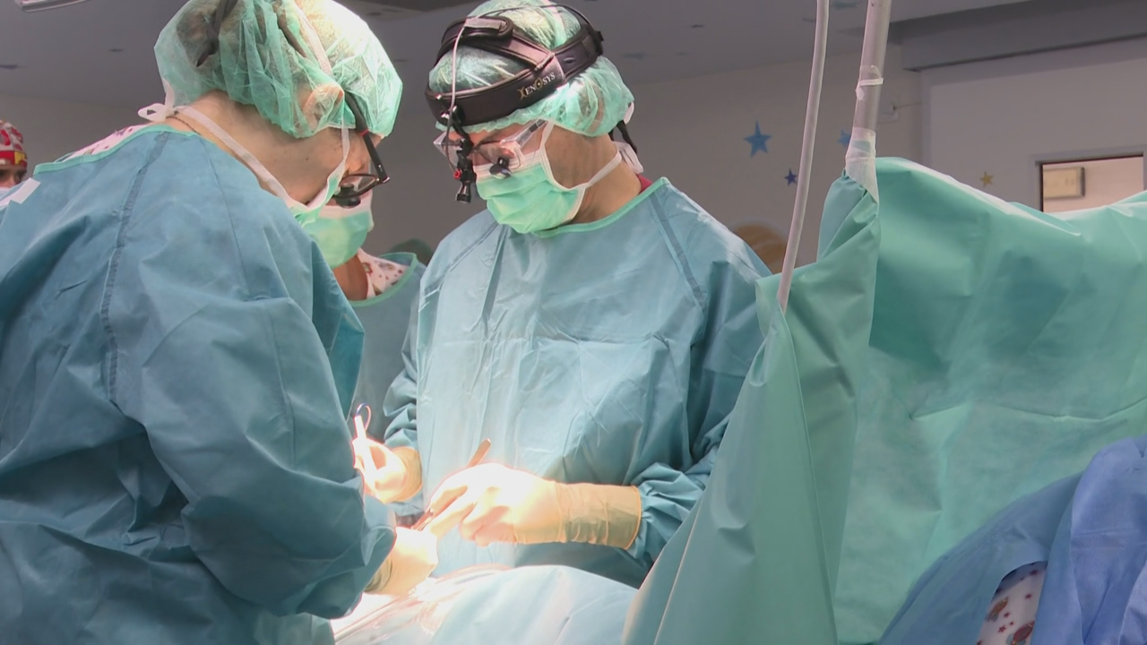 Implantan un corazón artificial a un paciente pediátrico por primeira ...