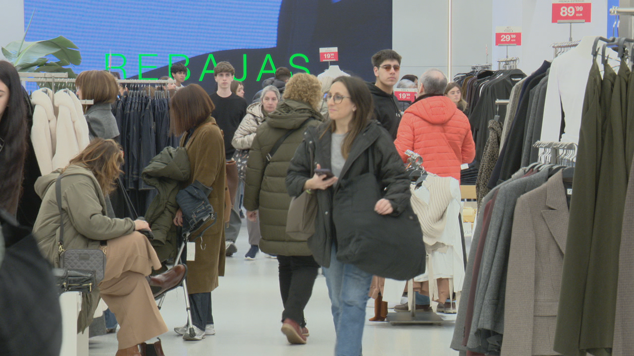Comezan as rebaixas de inverno nas tendas físicas - G24