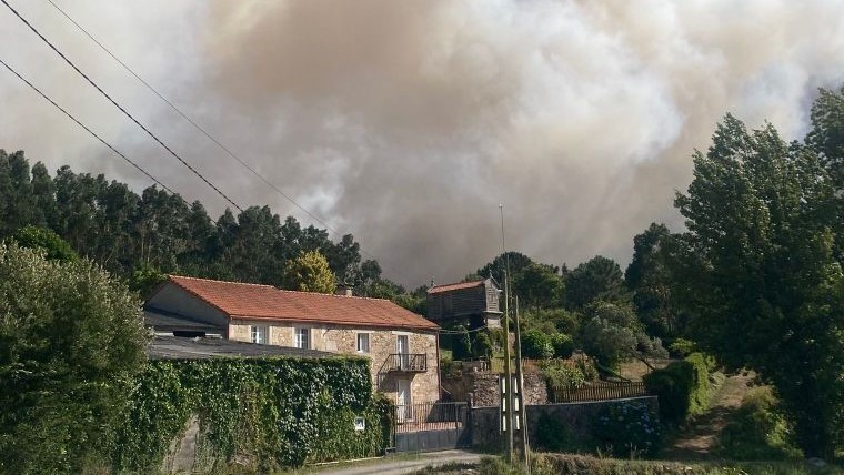 Desaloxadas casas e as praias de Balarés e O Osmo por un incendio ...