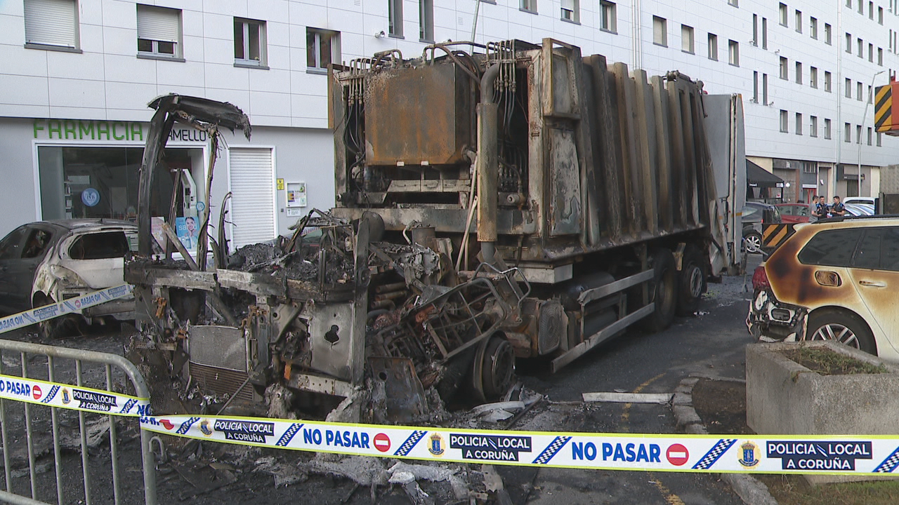 O incendio dun camión do lixo na Coruña afecta nove vehículos que ...